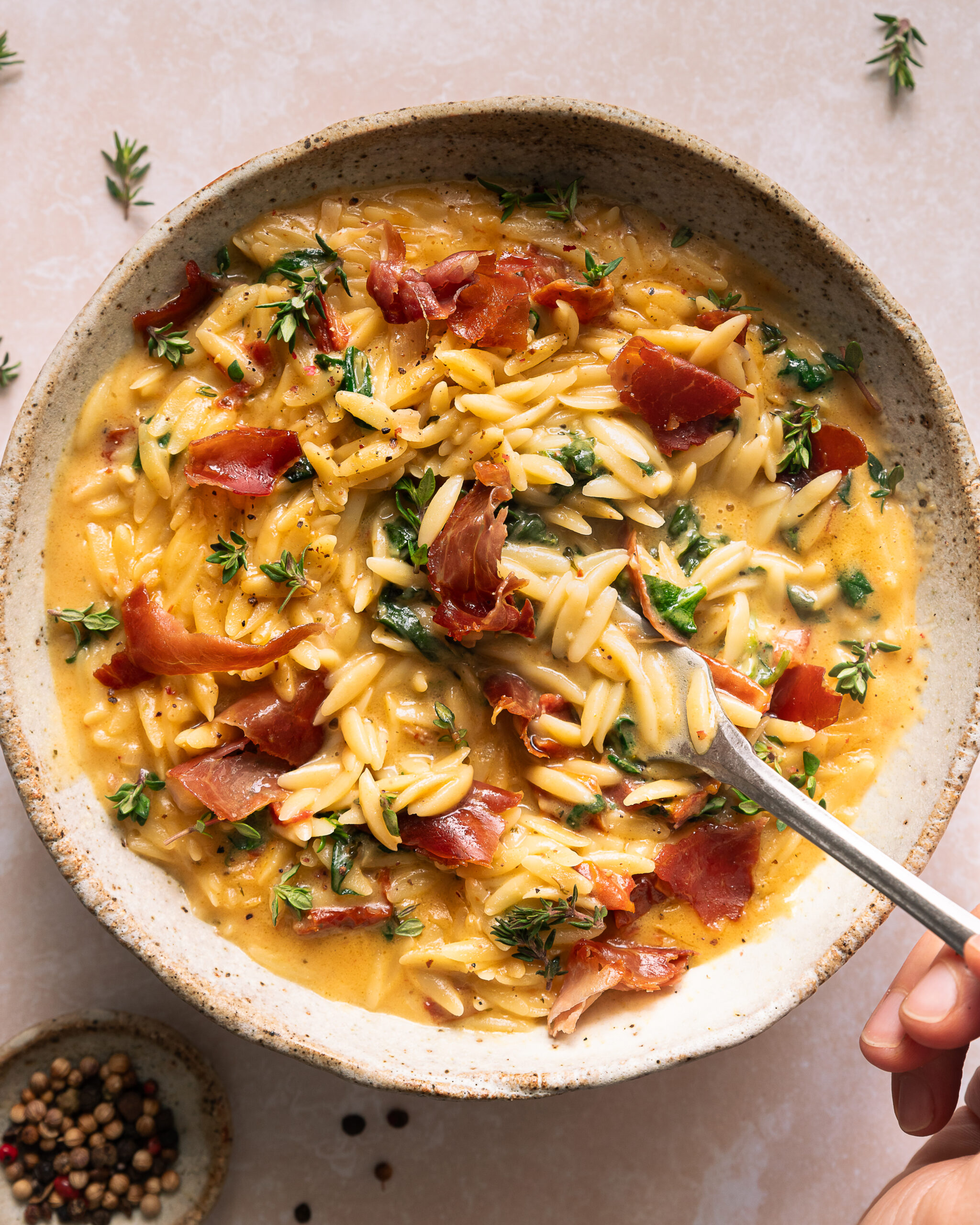 Risotto d'orzo aux épinards, tomates séchées et jambon croustillant ...
